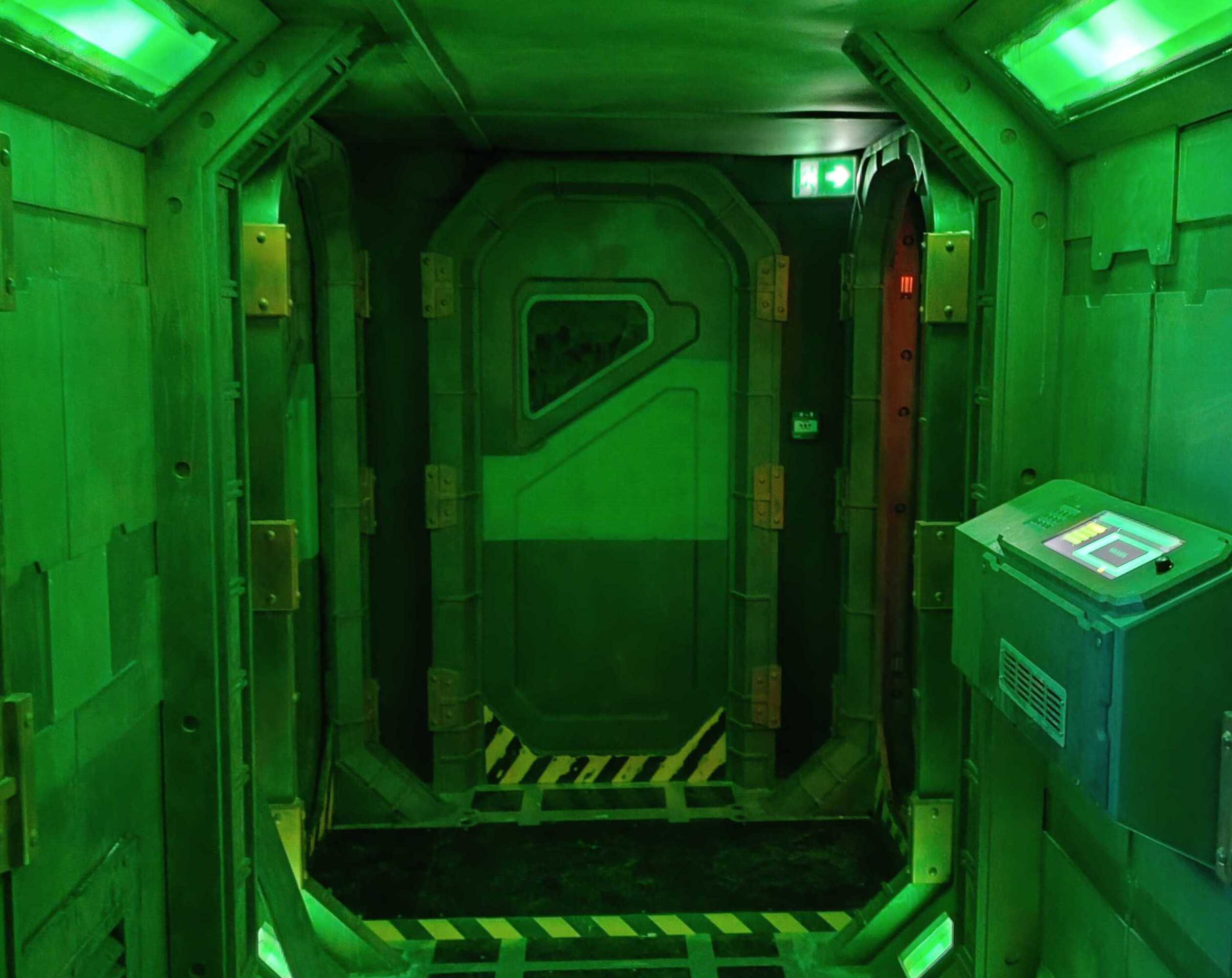 Retro-Futuristic Escape Room by Raomu