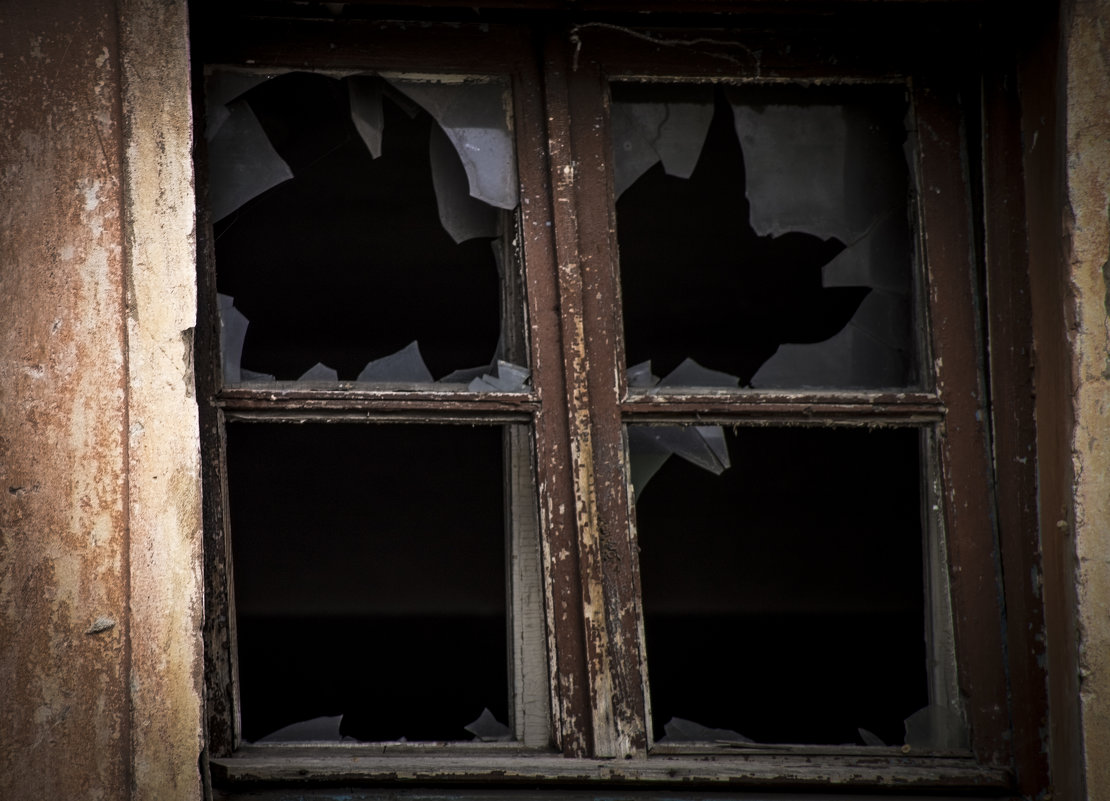 Don’t Look Outside by h3aertstopper